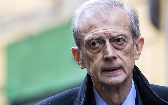 Piero Fassino, furto profumo al duty free di Fiumicino: verso multa da ... Piero Fassino, furto profumo al duty free di Fiumicino: verso multa da ...